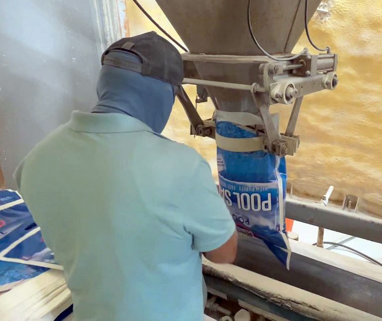 Bagging Salt into 40 Lb. Poly Bags | Tinsley Equipment Co.